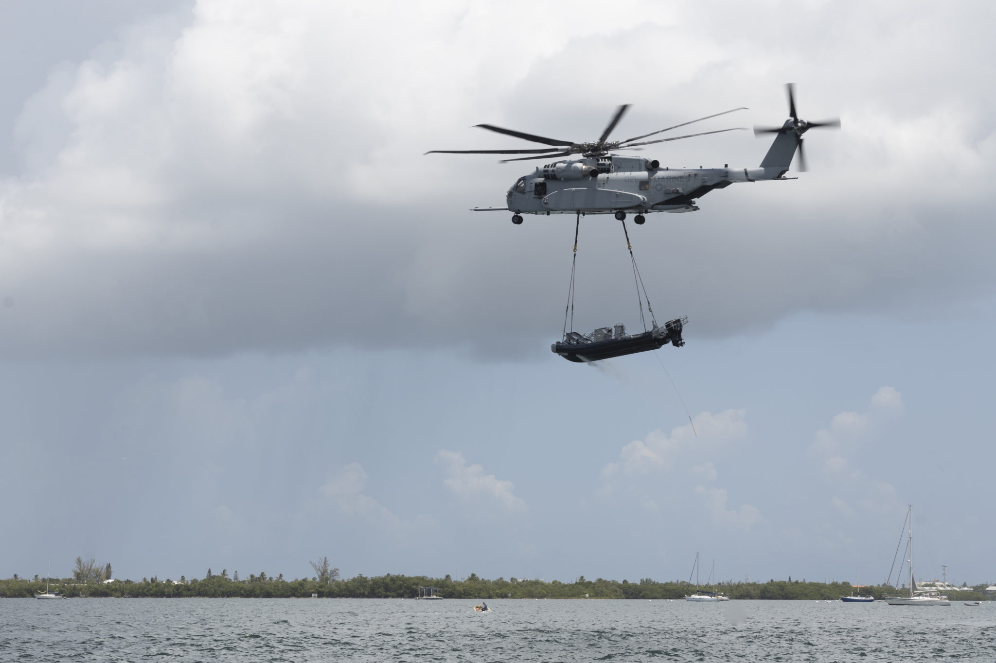 U.S. Marines with HMH-461 and 2nd DSB execute external lifts - Second ...