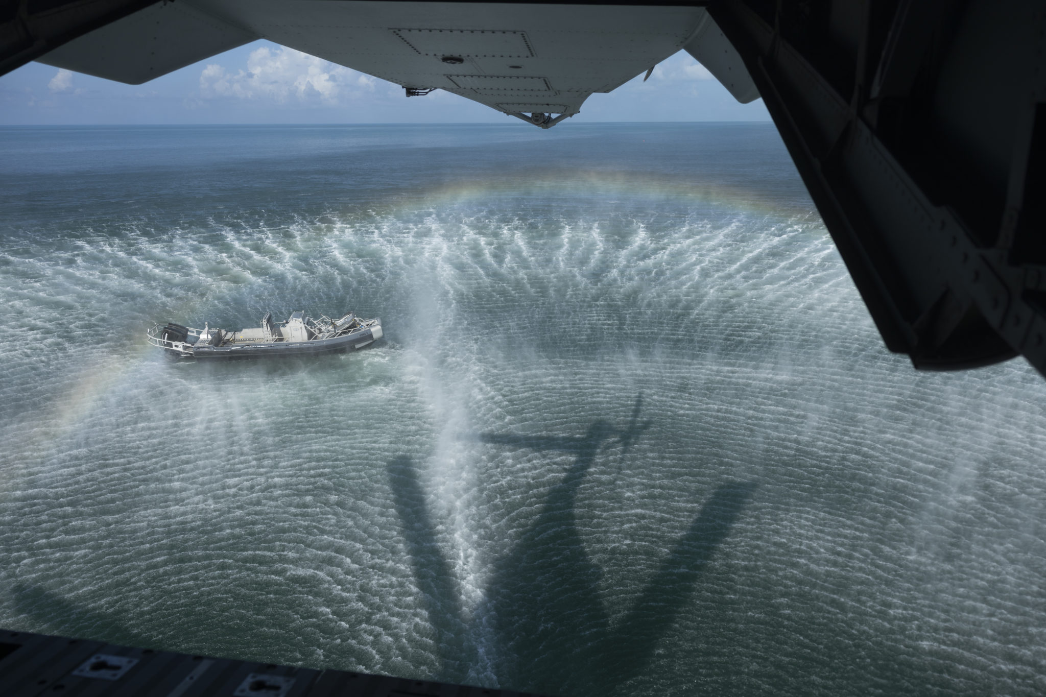 U.S. Marines with 2nd MAW execute external lifts and helocasting ...